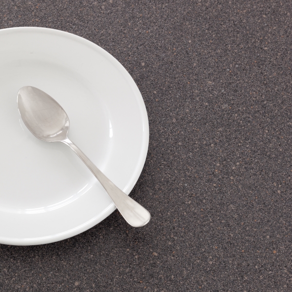 DETALLE SOBRE MESA STONE – Nakura